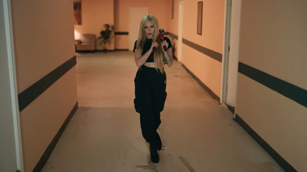 Avril Lavigne Releases Bite Me Acoustic Version Backstage Axxess